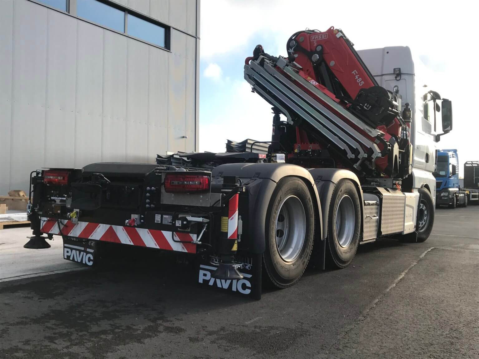 Sattelzugmaschinen mit Großkran Turmdrehkran Baustellenkran | LKW Pavic ...